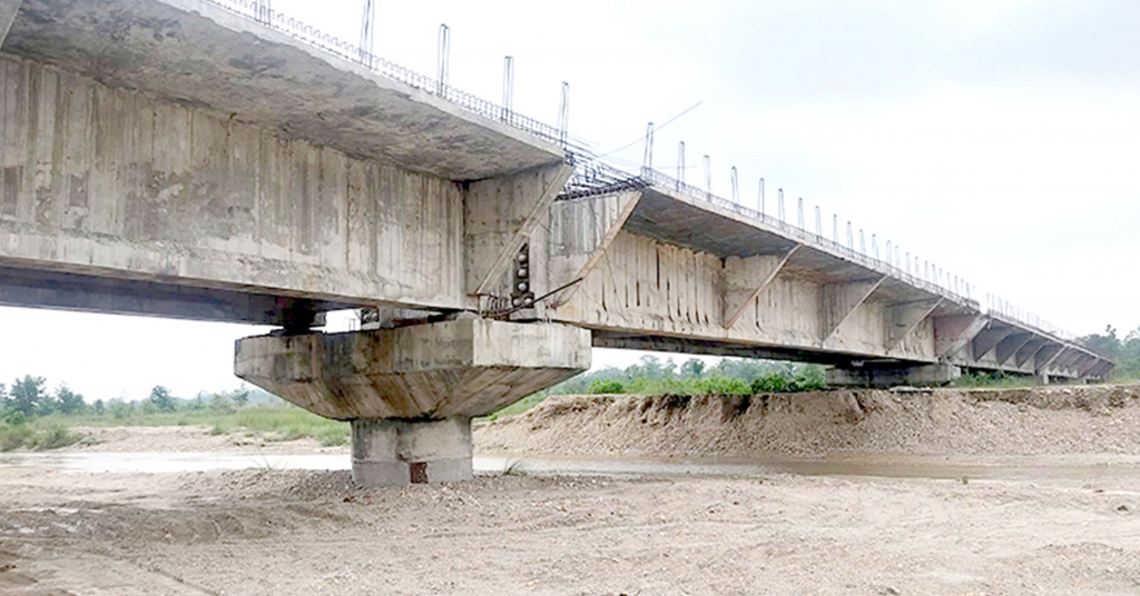 समयमा पुल नबनेपछि हाकिम र ठेकेदारमाथि कुटपिट